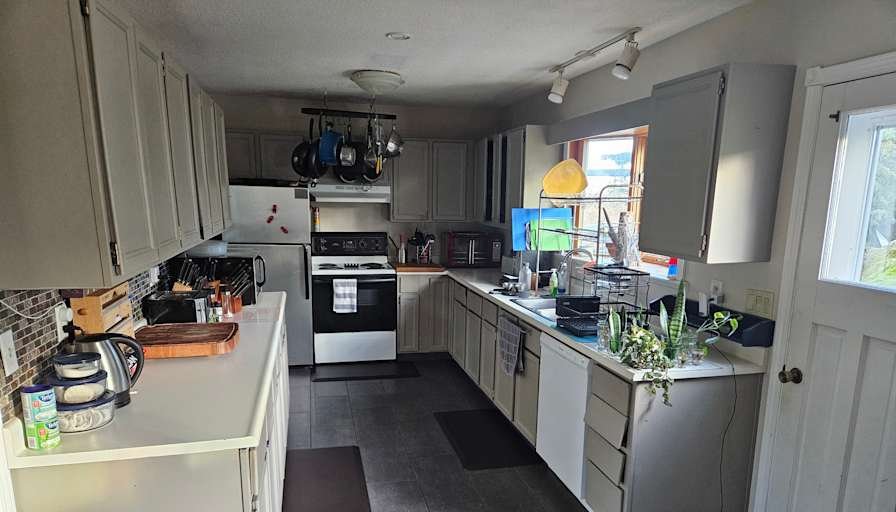 Capital Regional District, Victoria, BC - Room for rent